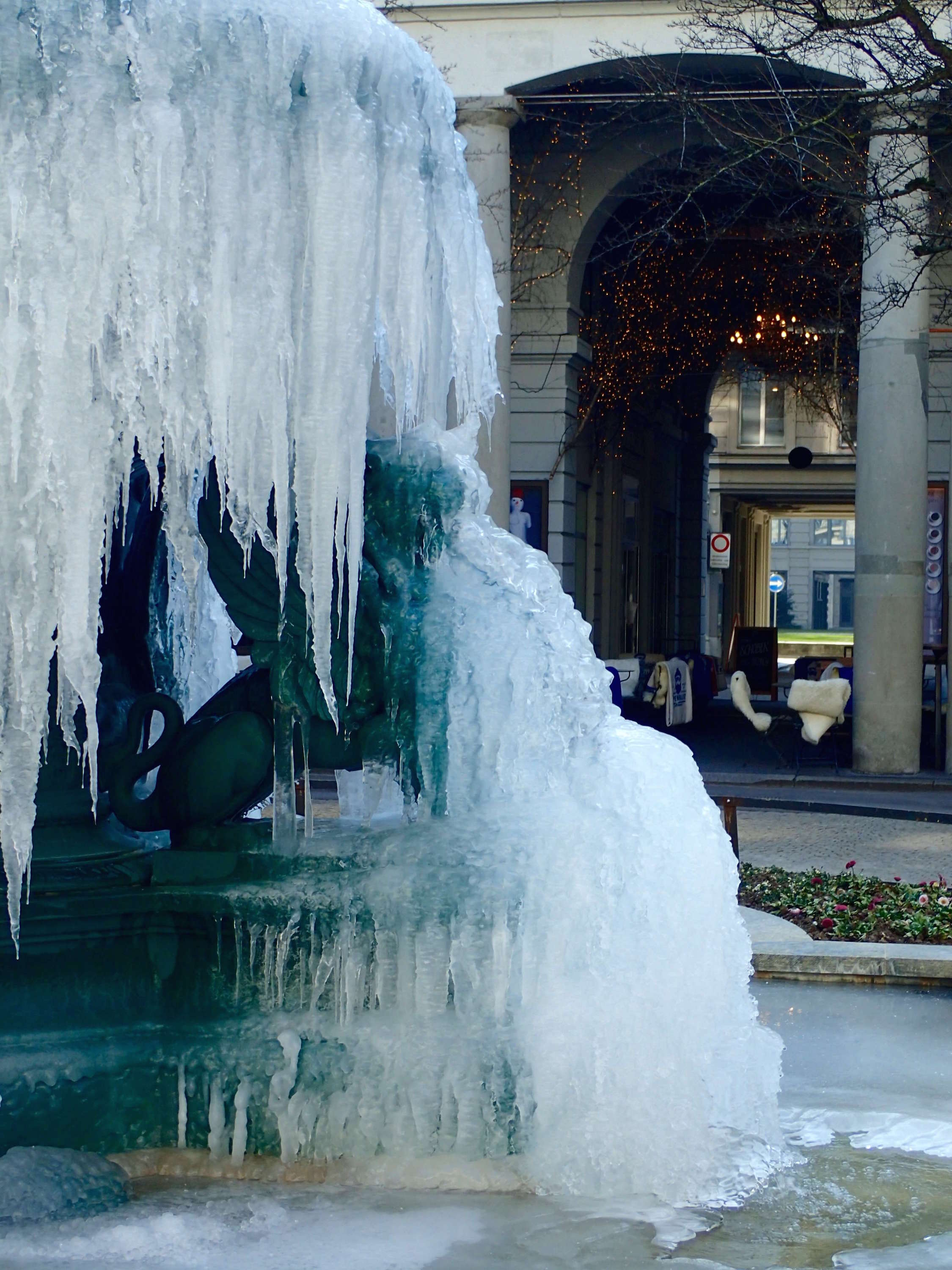 Zurich's Fountains... F R O Z E N!